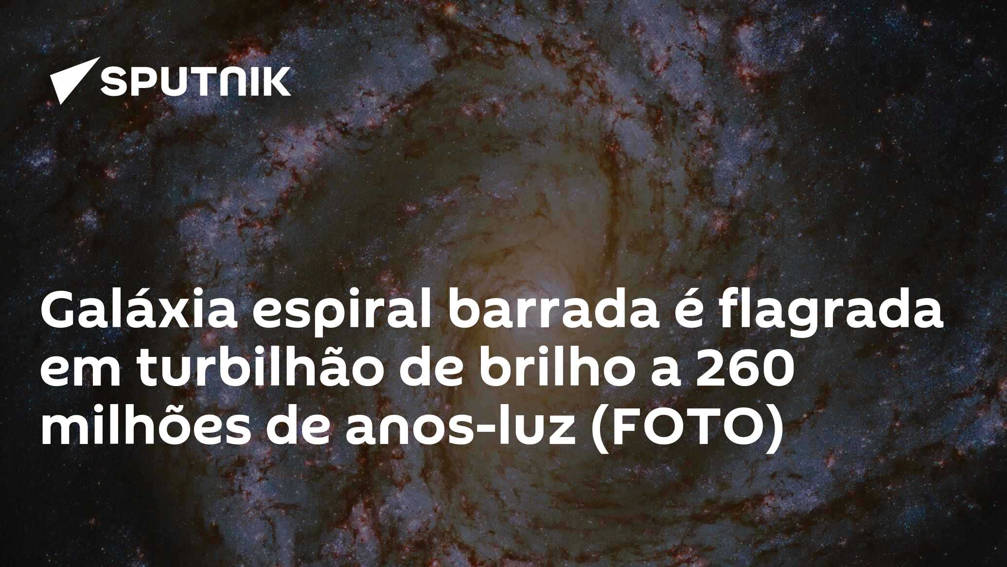 Galáxia espiral barrada é flagrada em turbilhão de brilho a 260 milhões ...