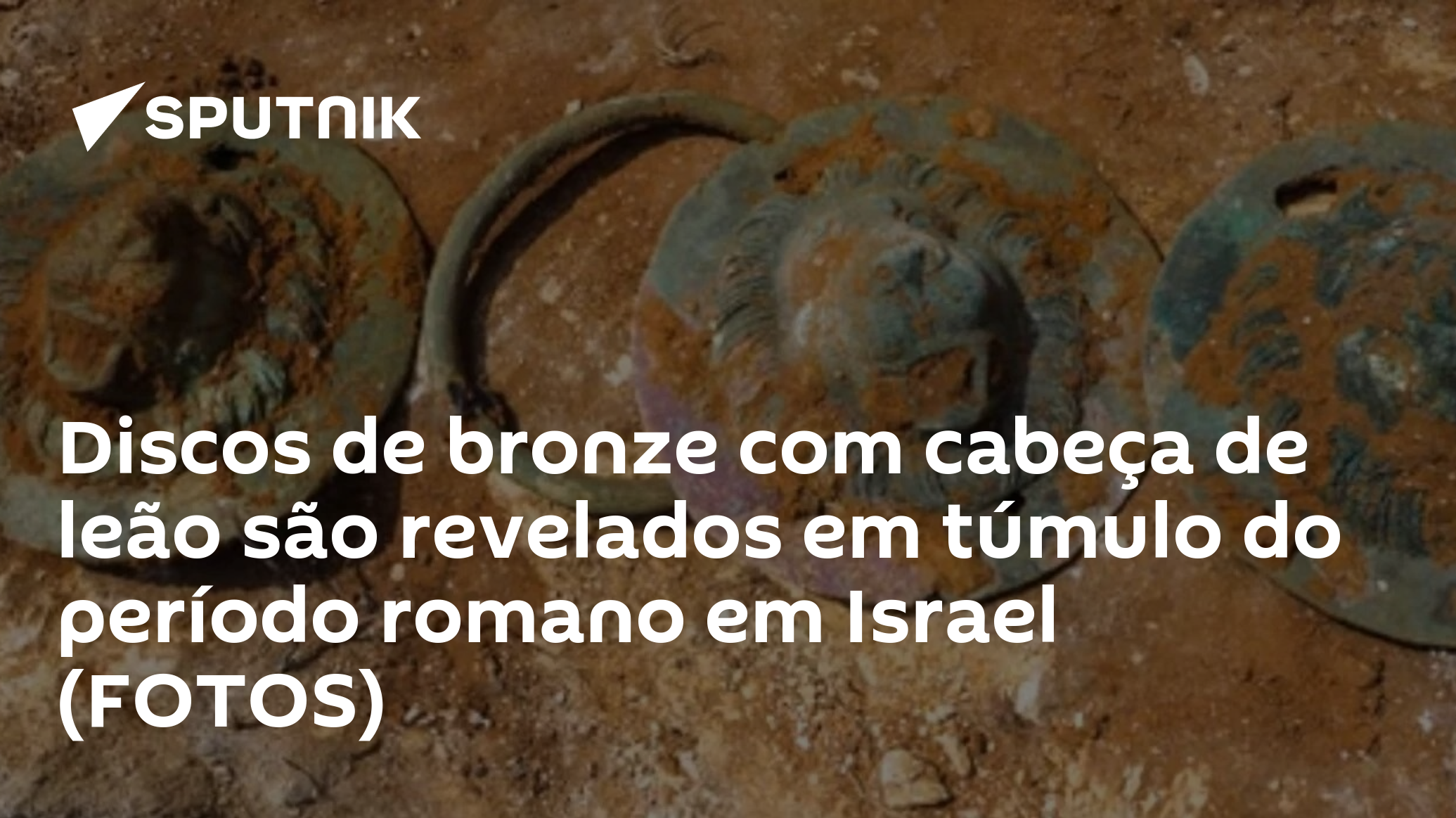 Discos de bronze com cabeça de leão são revelados em túmulo do período ...